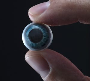 This Contact Lens Puts a Screen Display Directly in Your Eye ...